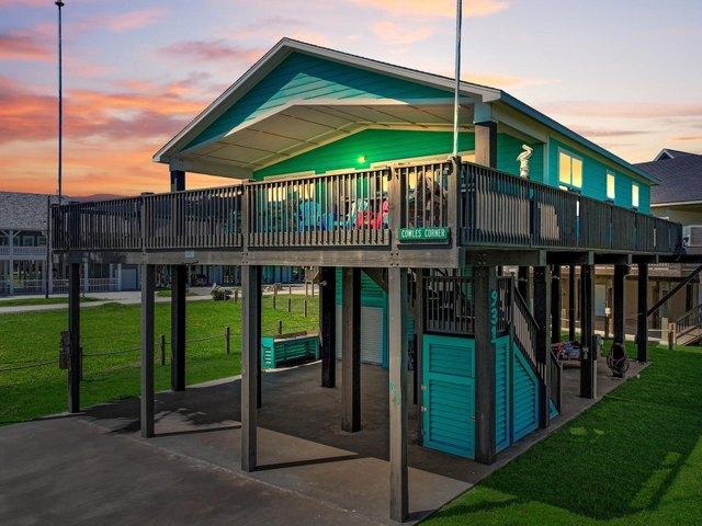 931 S Gateway, Crystal Beach, TX 77650