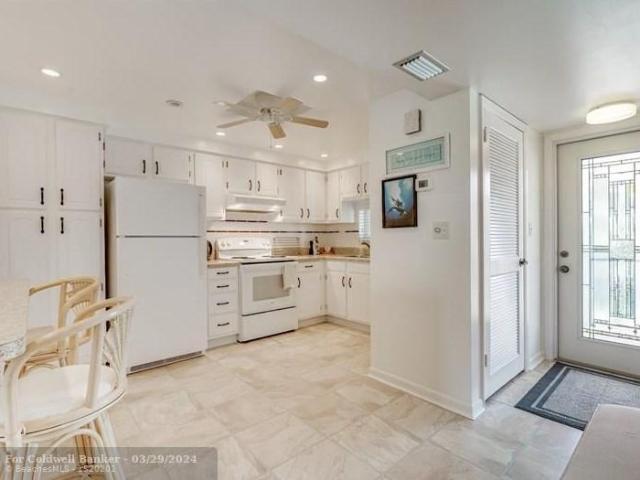9320 S Hollybrook Lake Dr #210, Pembroke Pines, FL 33025 MLS.