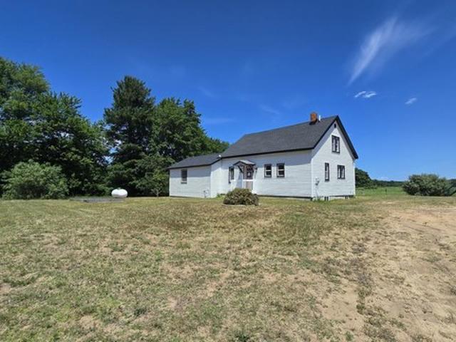 9322 N 80th Ave, Pentwater, MI 49449