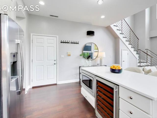 932 N Racine Ave 2S, Chicago, IL