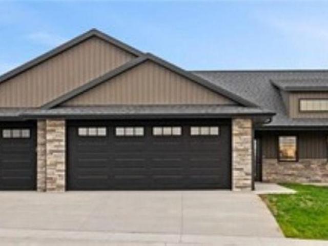 932 Red Oak St, Manchester, IA 52057