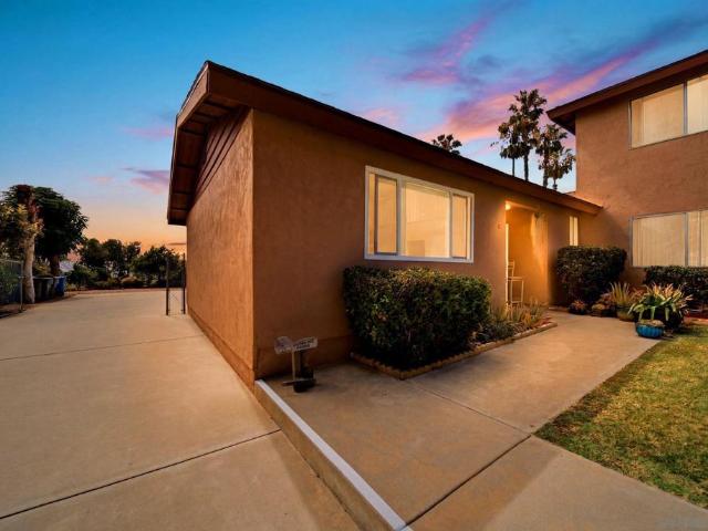 932 Regal Rd