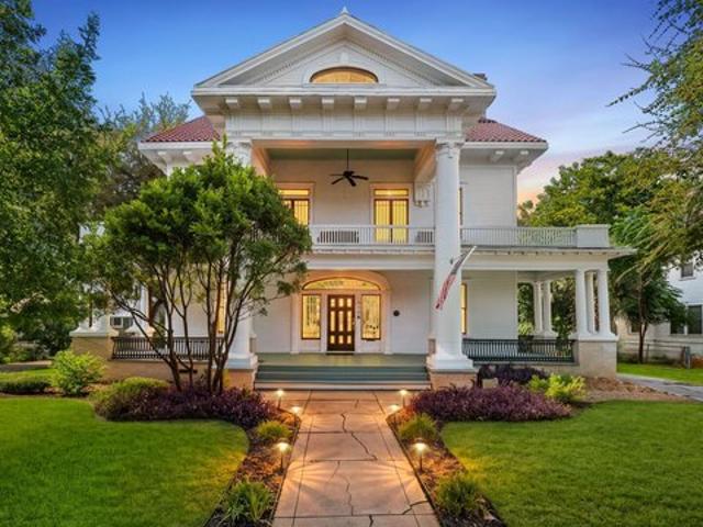 932 W Woodlawn Ave, San Antonio, TX 78201