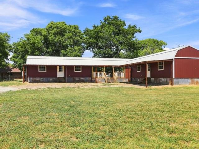 933 E Scott St, Honey Grove, TX 75446