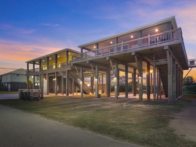 933 Magnolia Ln, Port Bolivar, TX 77650