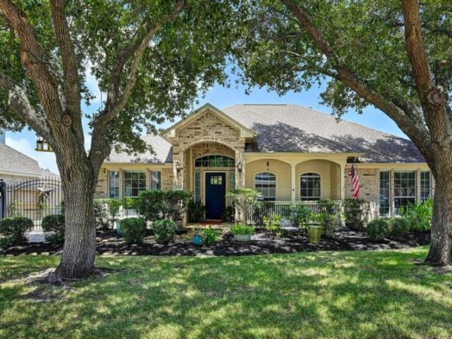 933 Mystic Village Ln, Seabrook, TX 77586