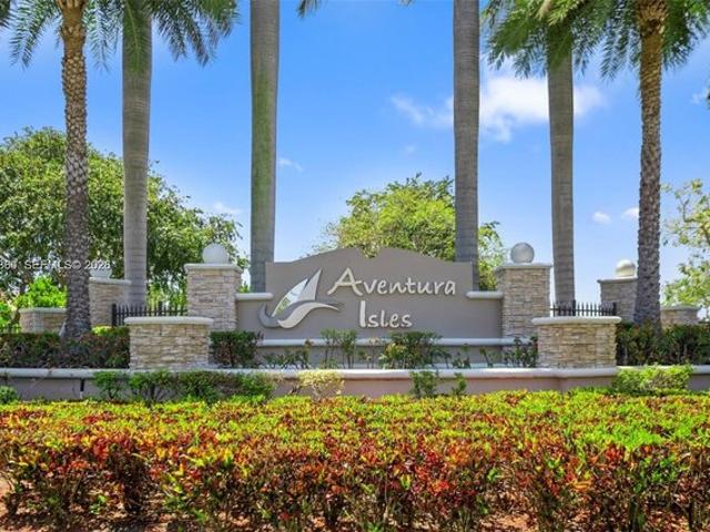 933 NE 191st St, Miami, FL 33179