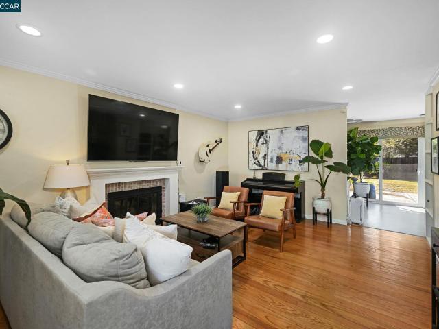 933 Santa Lucia Dr