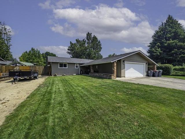 933 Rose Valley Dr, Central Point, OR 97502