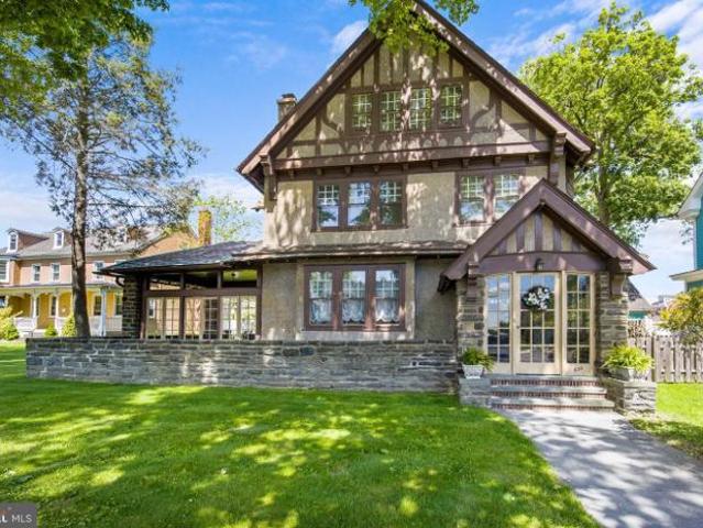 933 Radcliffe St, Bristol, PA 19007