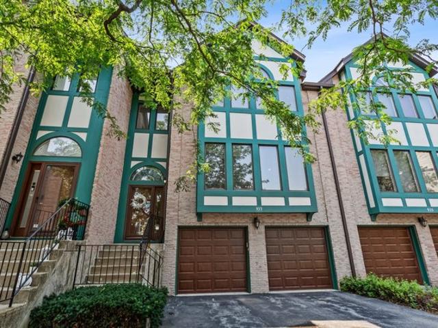 933 W Essex Pl, Arlington Heights, IL 60004