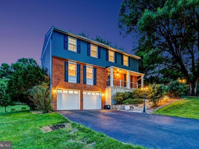 933 War Admiral St, Great Falls, VA 22066