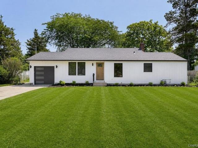 933 Thompson Dr, Bay Shore, NY 11706