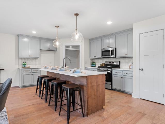 934 Bankside Dr
