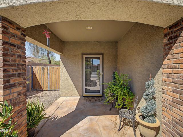 934 E Saddleback Place