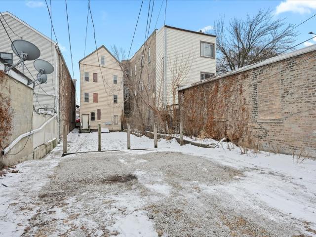 934 W 35th Place