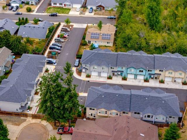 935 Arthur Ave, Cottage Grove, OR 97424