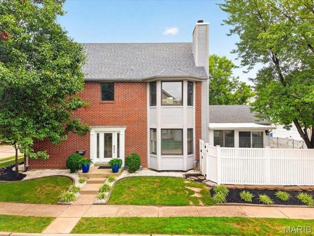 935 Barnard College Ln, Saint Louis, MO 63130