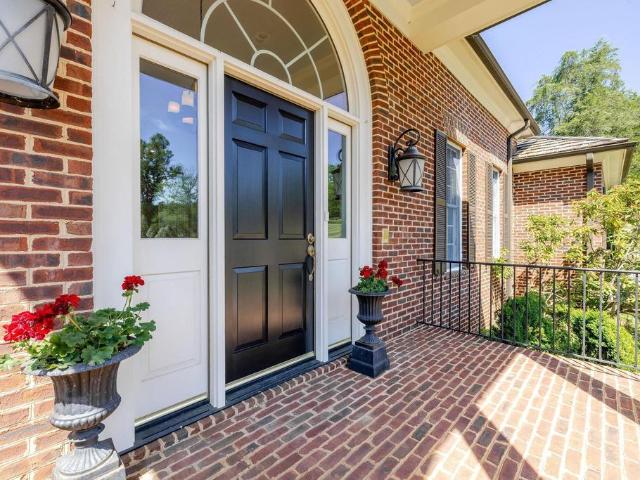 935 Garth Rd