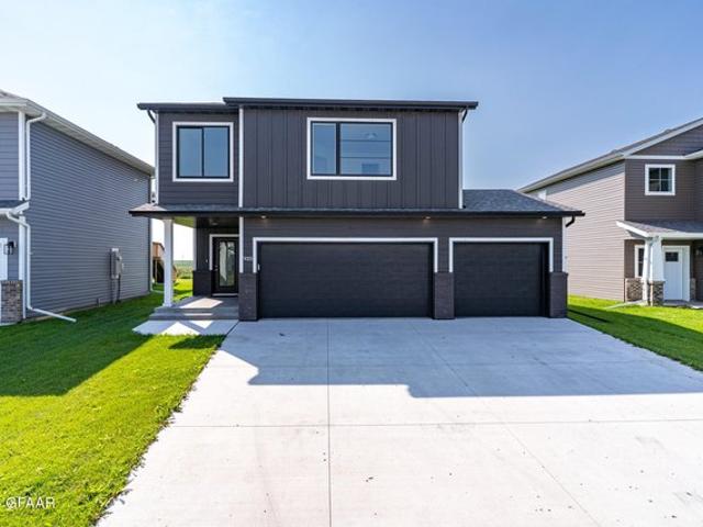 935 David Dr, Grand Forks, ND 58201