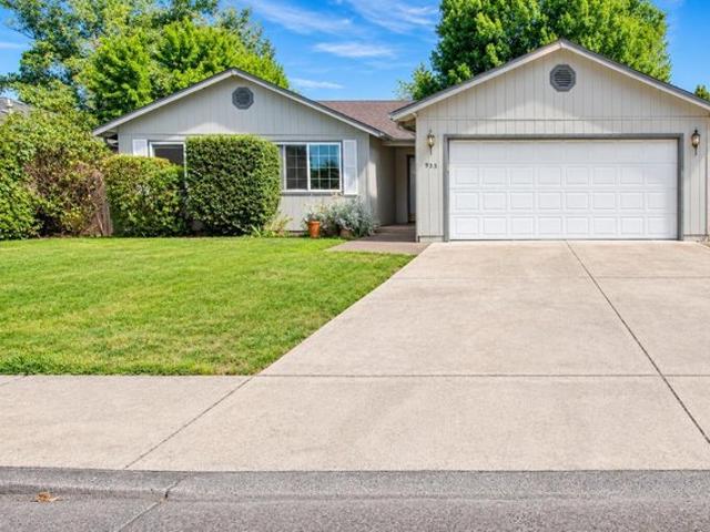 935 Pittview Ave, Central Point, OR 97502