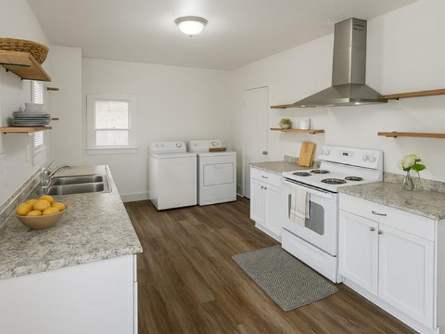 935 W Ridgewood Ct