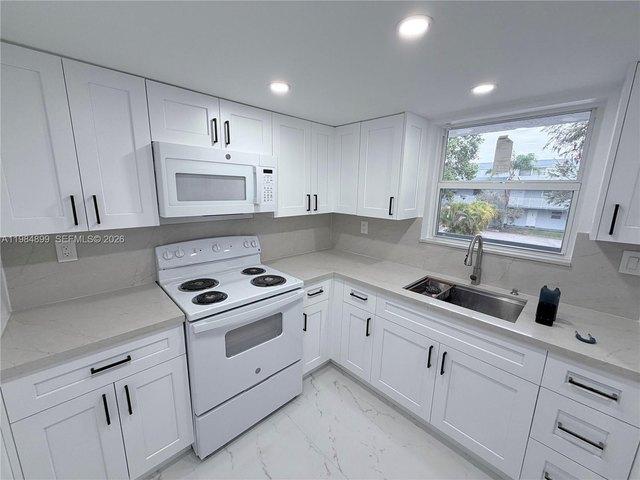 9365 Fontainebleau Blvd Apt E218, Miami, FL 33172