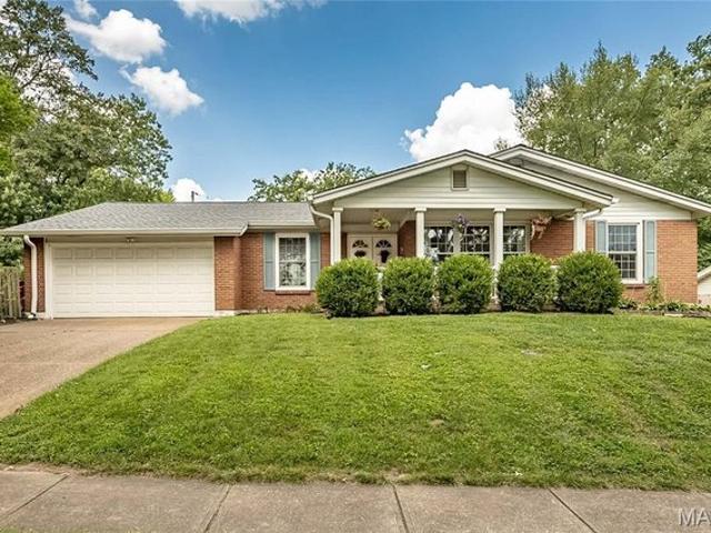 9363 Hazelridge Dr, Sunset Hills, MO 63126