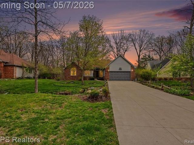 936 Wildbrook Ln, Lake Orion, MI 48362