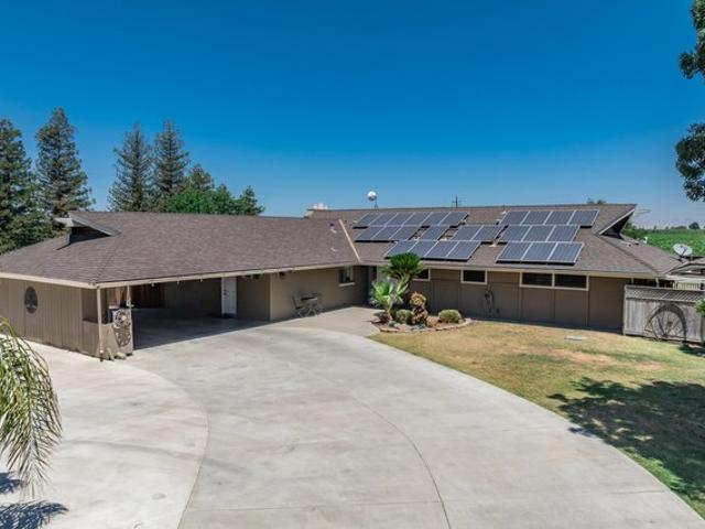 936 E Nebraska Ave, Dinuba, CA 93618