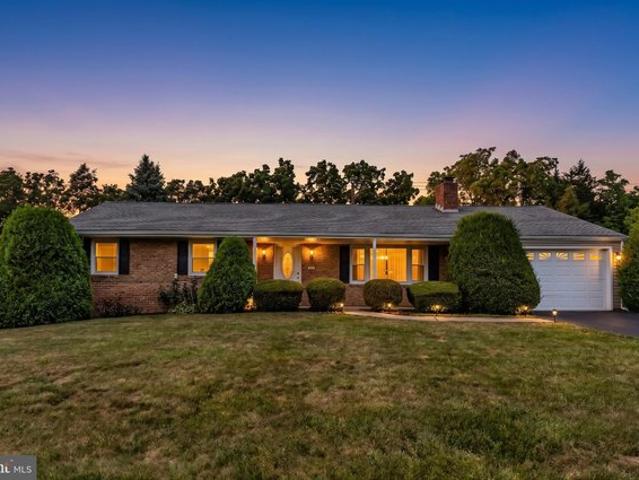 936 Emily Dr, Mechanicsburg, PA 17055