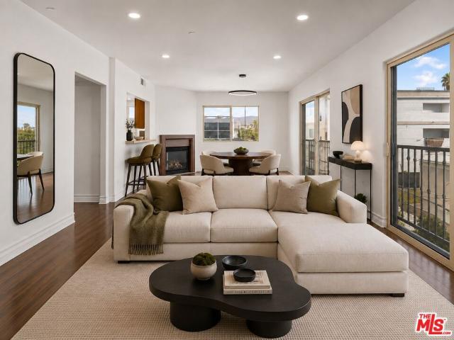 936 N Hudson Avenue 302