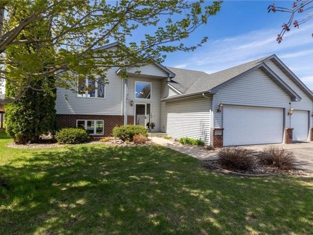 936 S Chestnut St, Belle Plaine, MN 56011