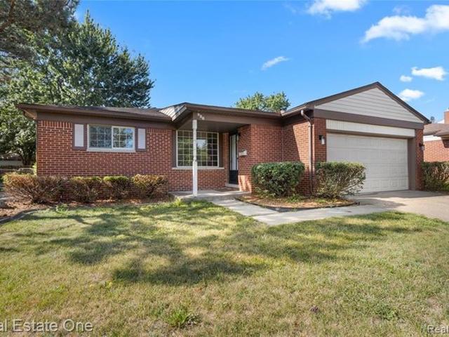 936 Tanglewood Dr, Madison Heights, MI 48071