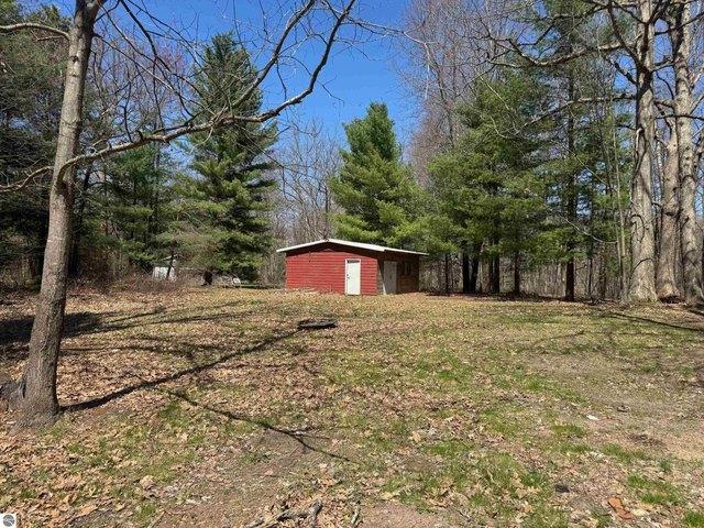 9375 Cook Ave, Lake, MI 48632