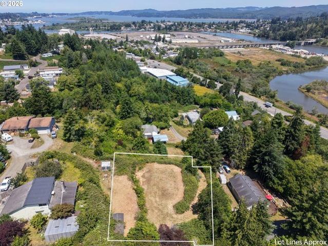 93718 Buchanan Ln, Coos Bay, OR 97420