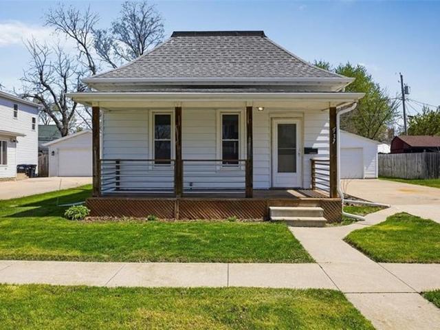 937 8th St, Marion, IA 52302