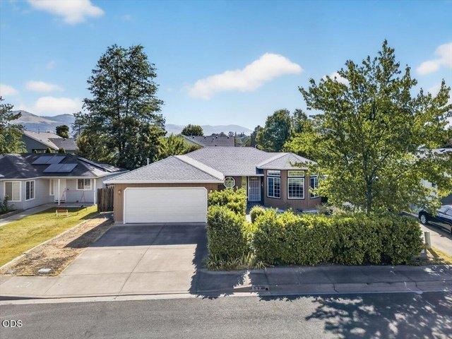 937 Rebecca Dr, Phoenix, OR 97535