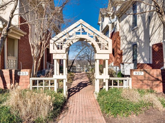 937 Russell St # 10