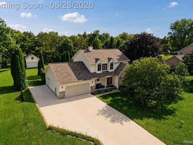 9380 Englishman Dr, Tyrone Township, MI 48430