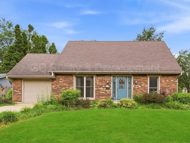 938 Canterbury Dr, Crystal Lake, IL 60014