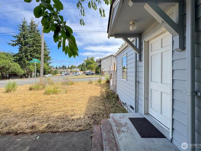 938 E 6th Street