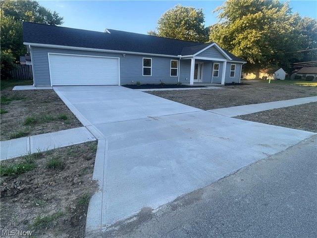 938 East Dr, Sheffield Lake, OH 44054