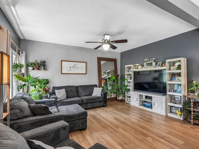 939 1st St N, Newton, IA 50208