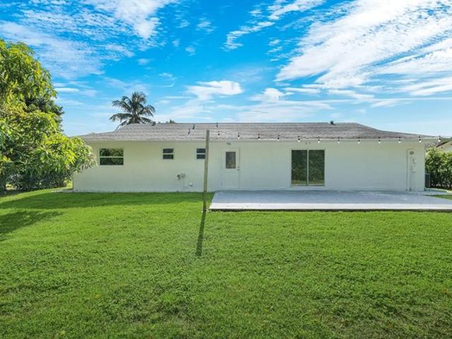 939 Bluebird St, Naples, FL 34104