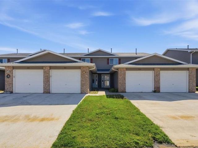 939 Grand Ave Ct, Marion, IA 52302