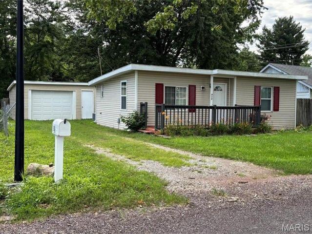 939 Green Mount Ln, Belleville, IL 62220