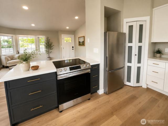 939 James Way