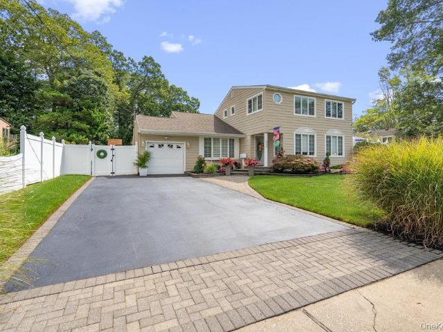 939 Manor Ln, Bay Shore, NY 11706 | MLS #951754 | Compass