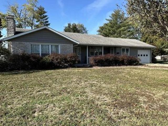 939 S Lake Dr, Du Quoin, IL 62832